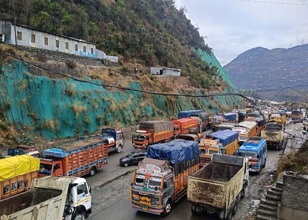 J&K highway closed for traffic, over 200 vehicles stranded – Statetimes