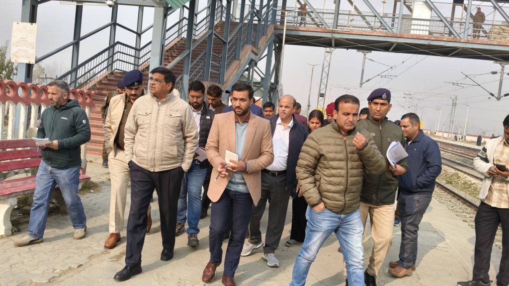 Northern Railway GM inspects Srinagar-Baramulla rail section, reviews ...