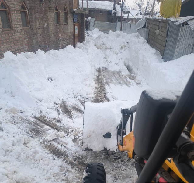 Trapped by snowfall, doctor rides excavator to reach Shopian hospital ...